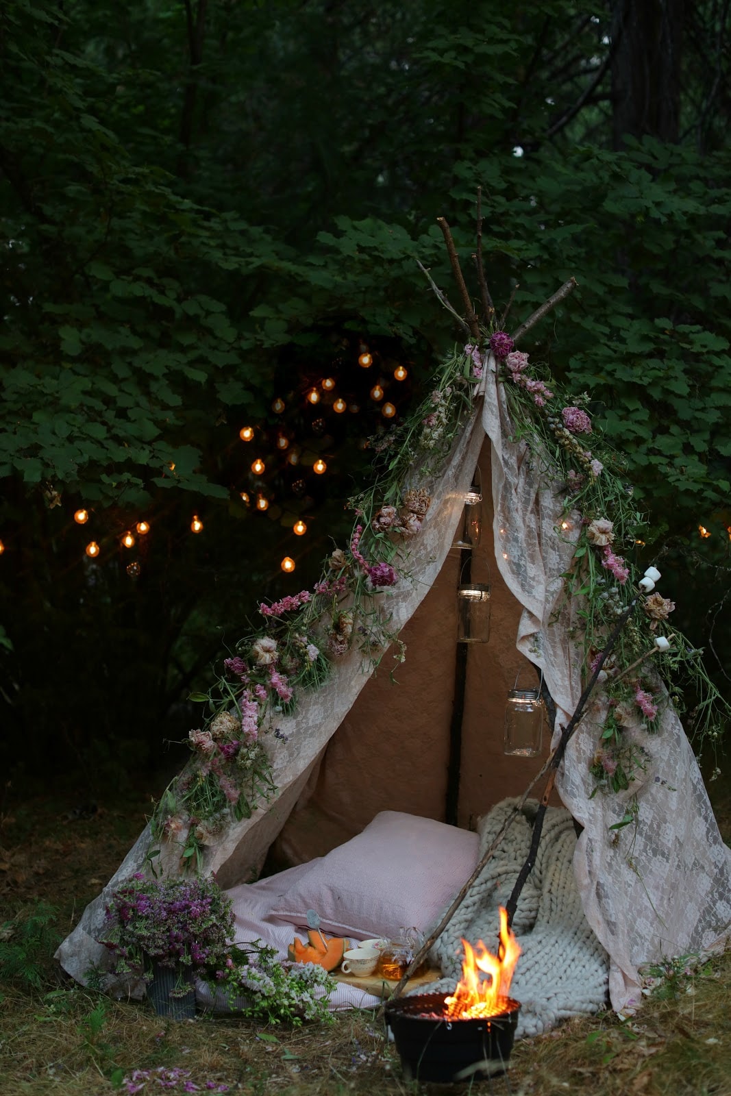 Romantic inspired backyard camping - French Country Cottage