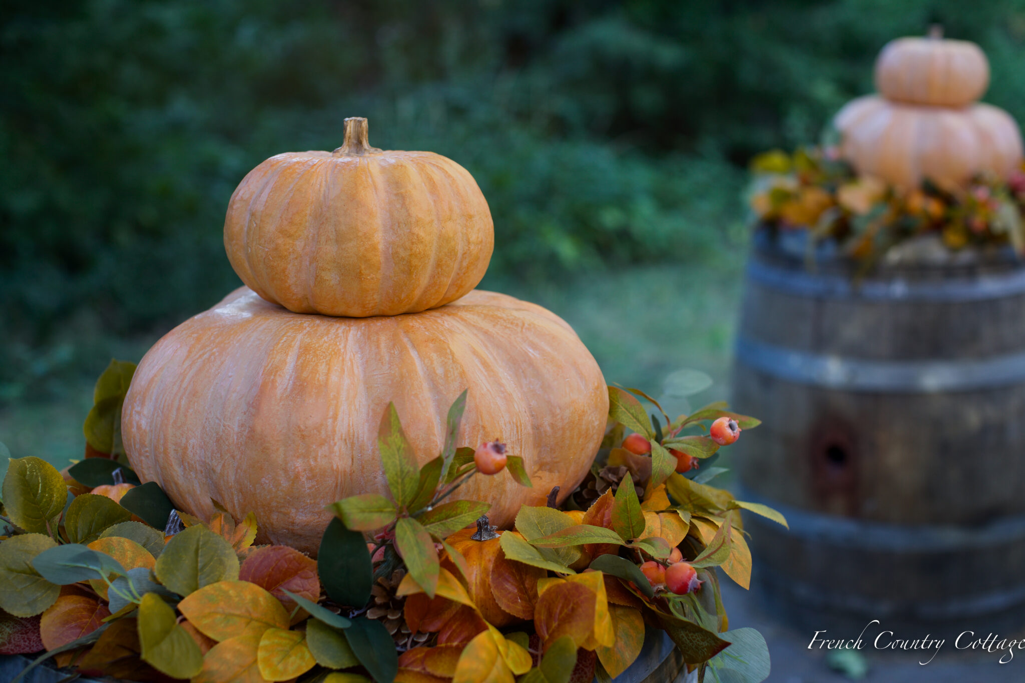 Bold and beautiful autumn table - French Country Cottage