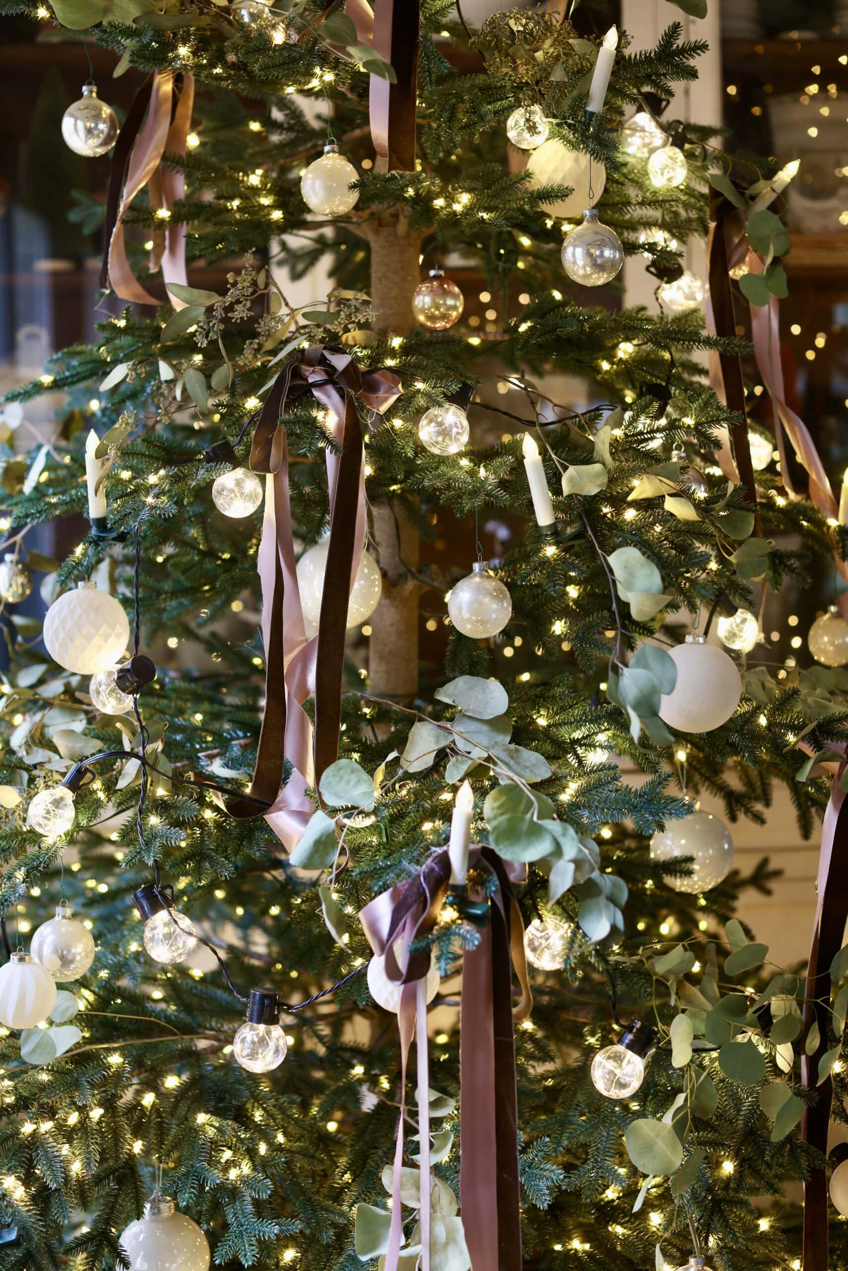 5 Ideas for a Beautiful Designer Look Christmas Tree - French Country ...