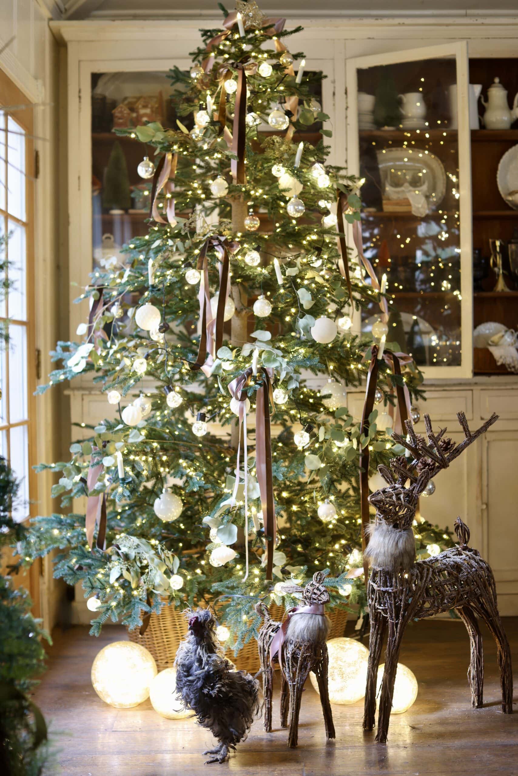 5 Ideas for a Beautiful Designer Look Christmas Tree - French Country ...